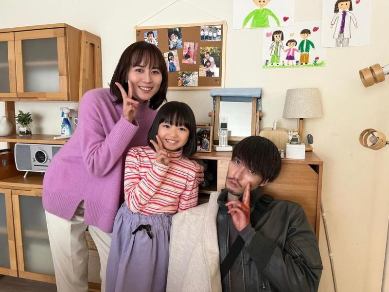 🎤SixTONES・ジェシー、血まみれであざと可愛いピースポーズ！「新空港占拠」比嘉愛未らとほのぼの&シュールな3ショット - 芸能ニュース ...