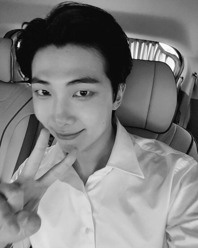 🎤BTS・RM、白シャツ姿が凛々しくてカッコいい！優しい笑顔で近況をファンにシェア - スレッド閲覧｜爆サイ.com北陸版